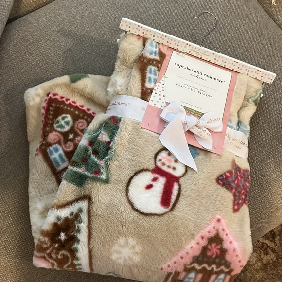 cupcakes & cashmere | Bedding | Viral Cupcakes Cashmere Gingerbread ...